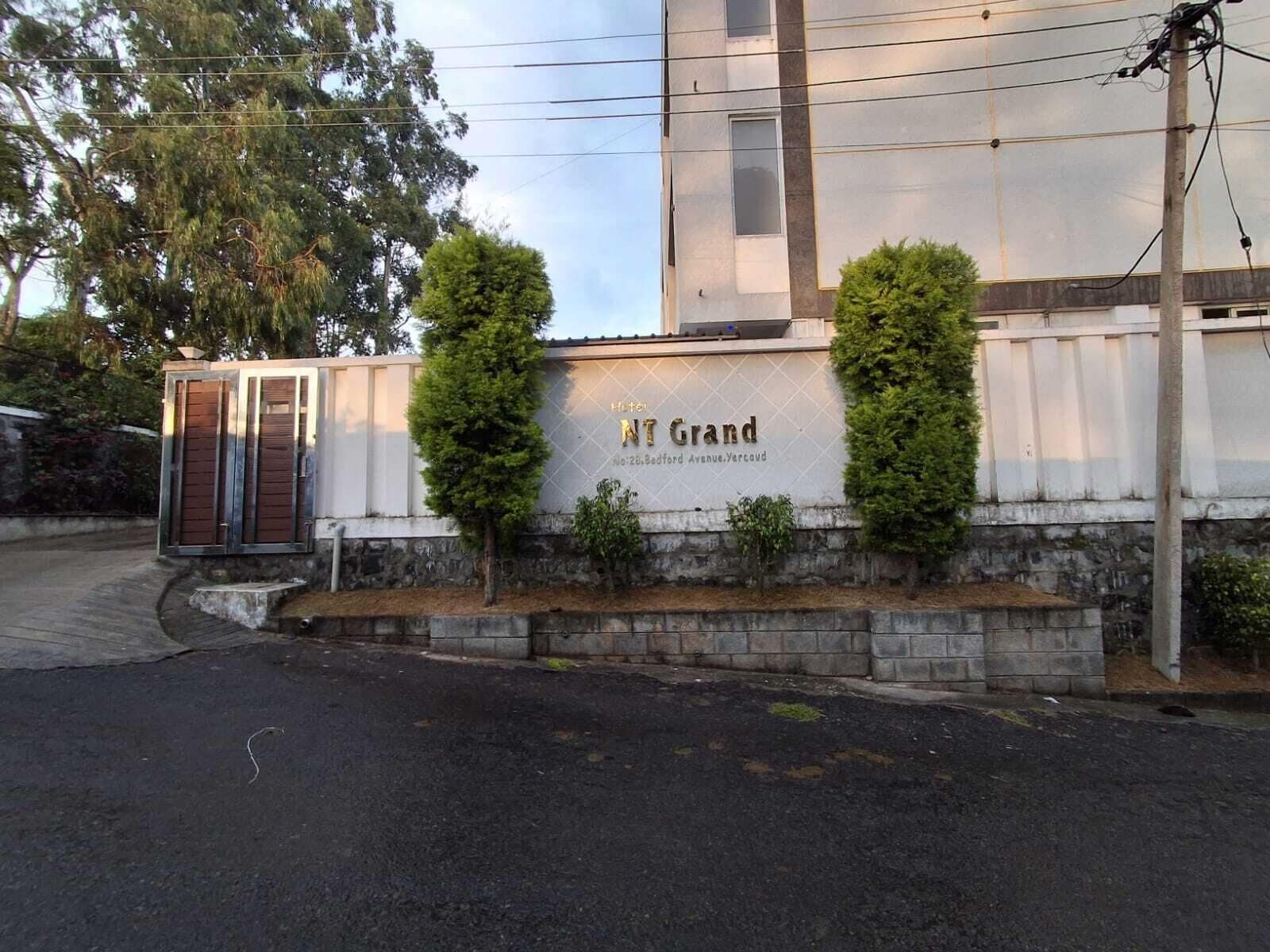 Placa de hotel com o nome 'The Grand' e o endereço 'No 12, Bedford Avenue, Veracud'.
