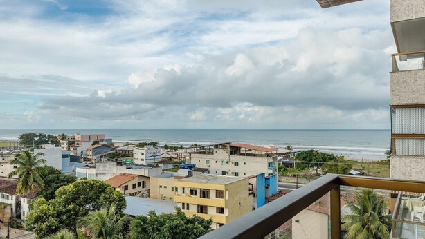 Paisagem costeira urbana com edifícios e vista para o mar.