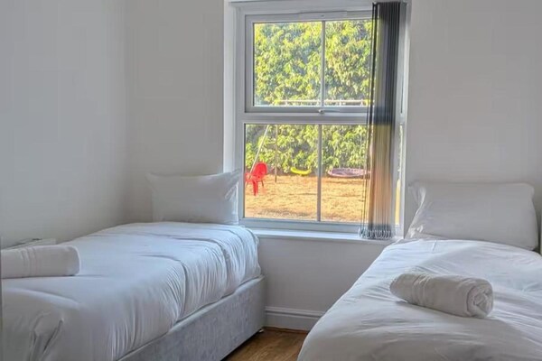 House Sleeps 5 - Free Parking And Garden - London, UK