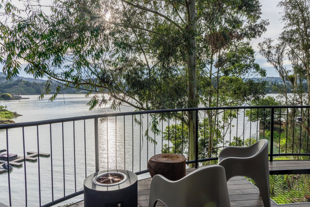 Villa de Luxo, vista para o lago | Secretária, secretária adequada para computadores portáteis 