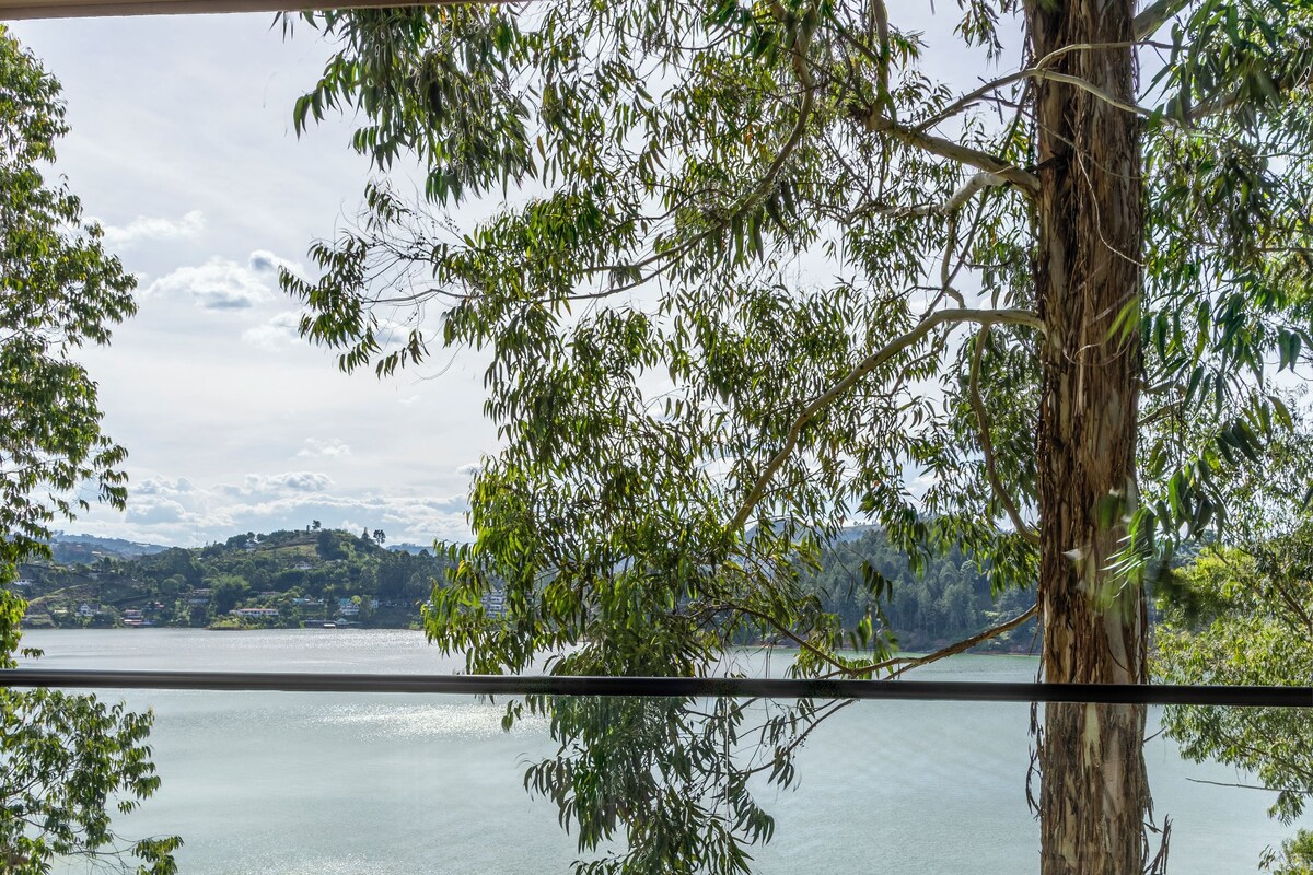 Suite Sénior, varanda, vista para o lago | Secretária, secretária adequada para computadores portáteis 