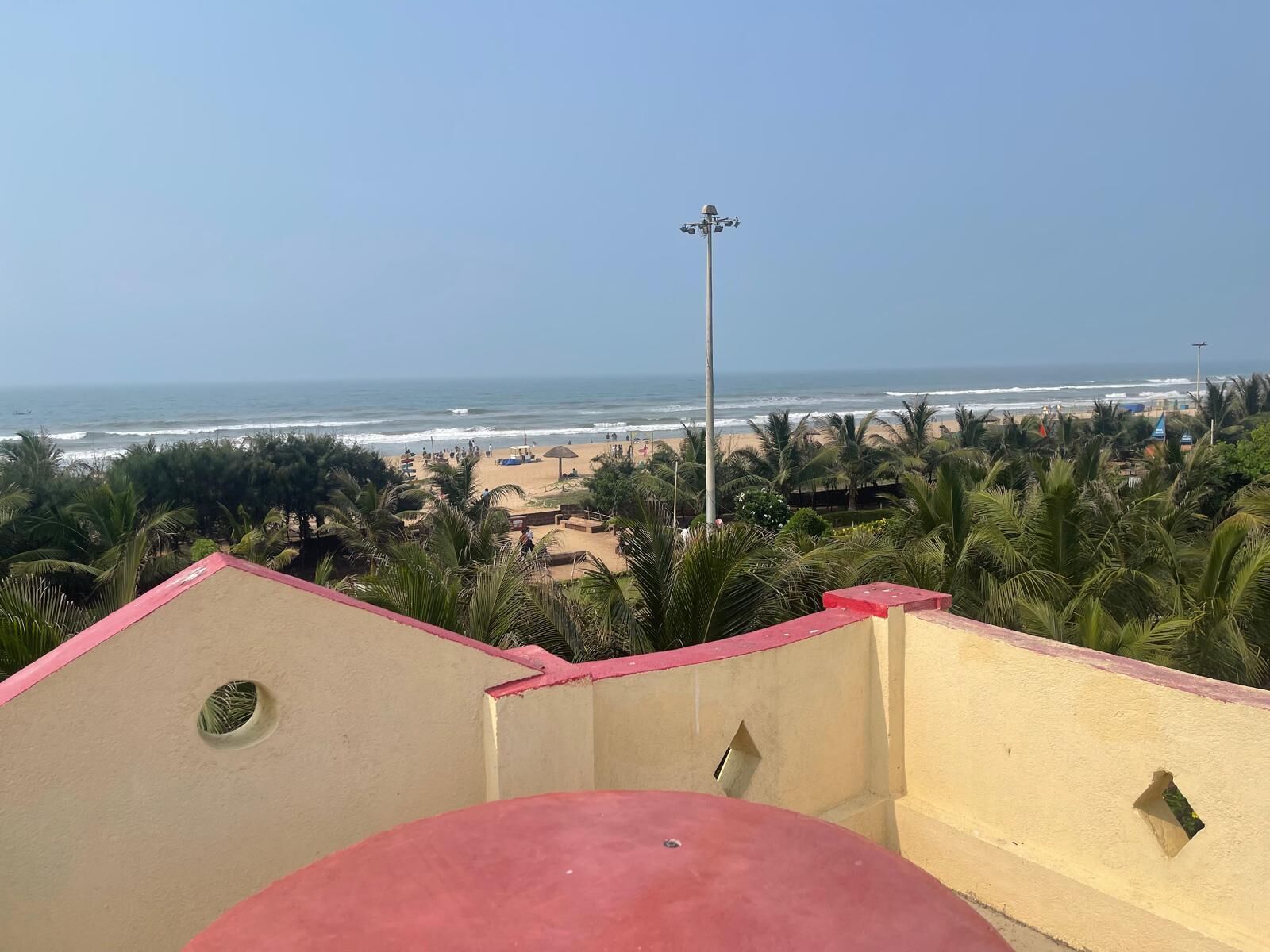 Uma praia privada, espreguiçadeiras, guarda-sóis de praia 