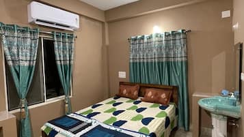 Quarto Individual Deluxe, 1 cama king-size, vista para o jardim | Cofre no quarto, Wi-fi grátis
