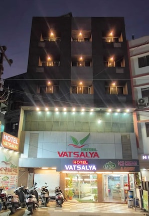 Hotel com placa indicando 'Hotel Vatsalya' e entrada visível.