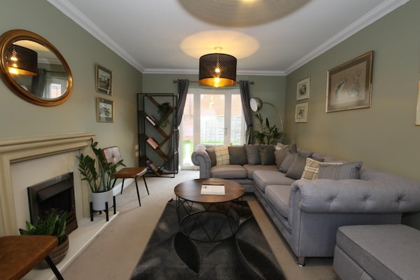 4 Bedroom Ipswich Home - Sleeps 8 - Free Parking - Ipswich