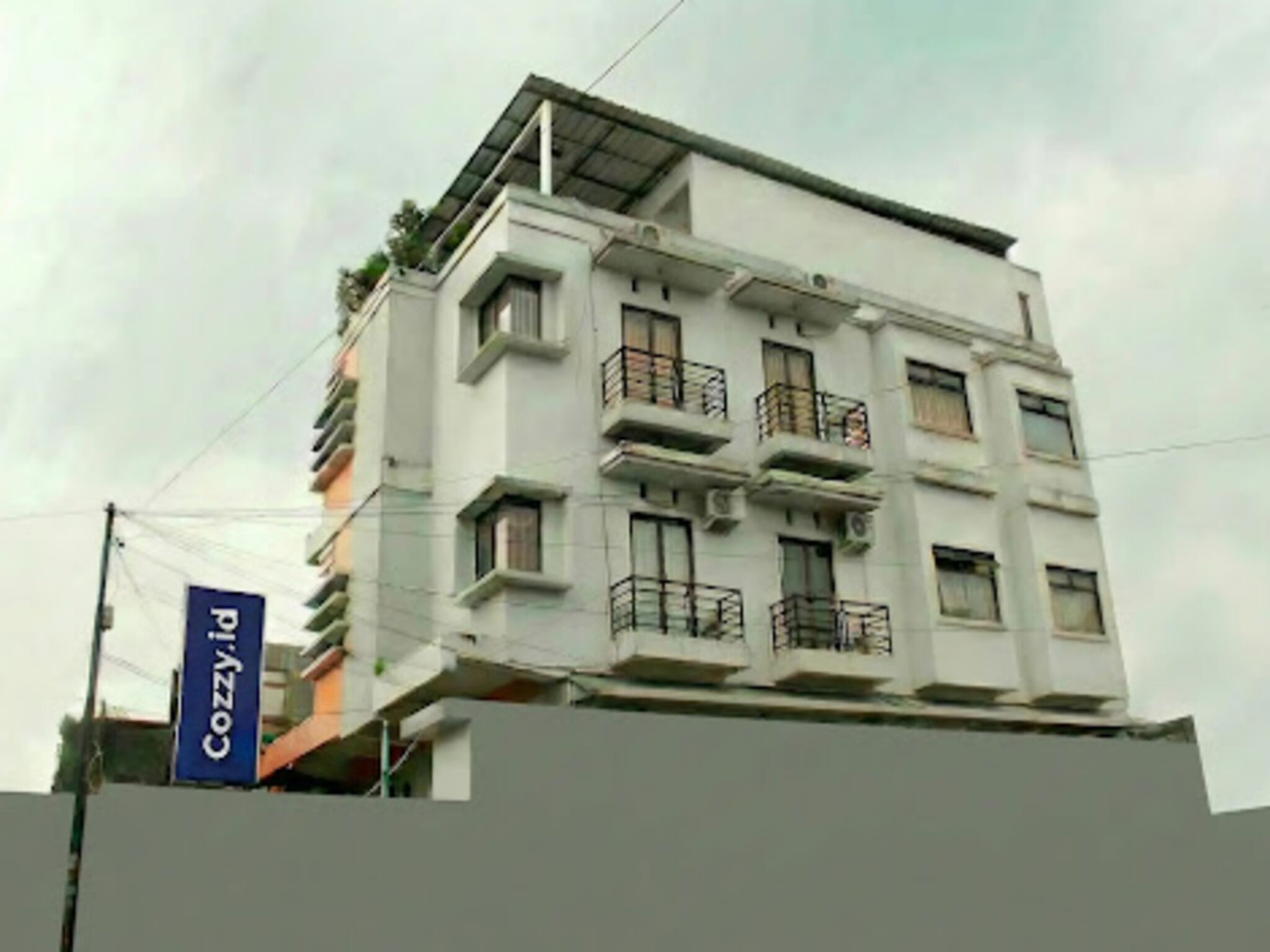 Um edifício com várias andares, varandas e janelas.