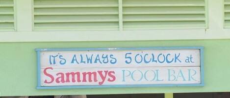 Placa para o Sammy's Pool Bar, com fundo azul e letras vermelhas.