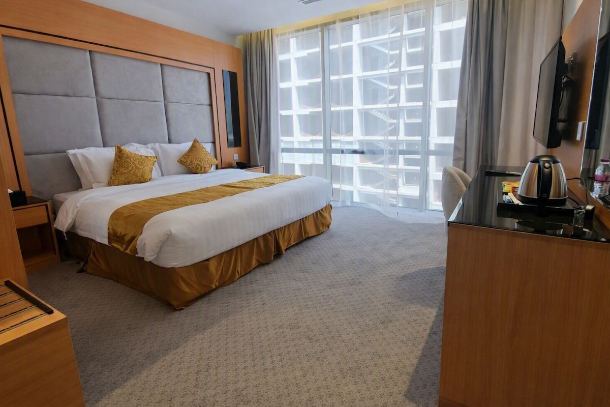 Minibar grátis, cofre no quarto, secretária 