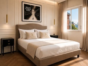 Quarto de hotel com uma cama grande, um quadro na parede, uma mesa de cabeceira e uma janela com cortinas.