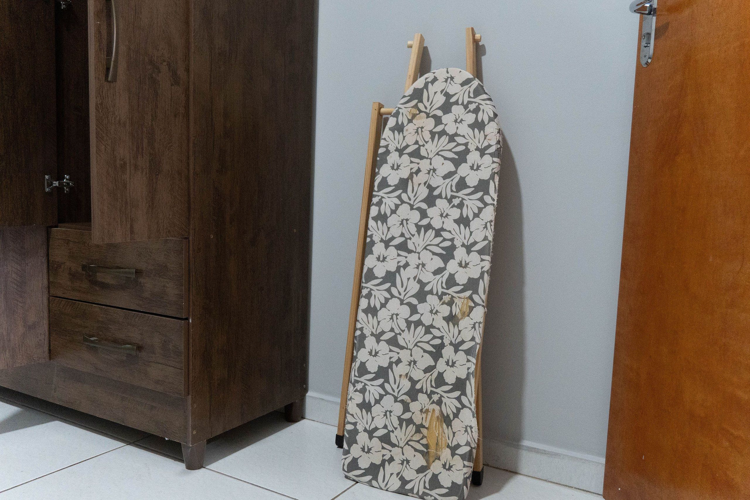 Guarda-roupa de madeira com espelho e porta.