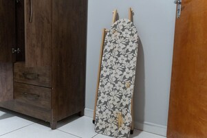 Guarda-roupa de madeira com espelho e porta.
