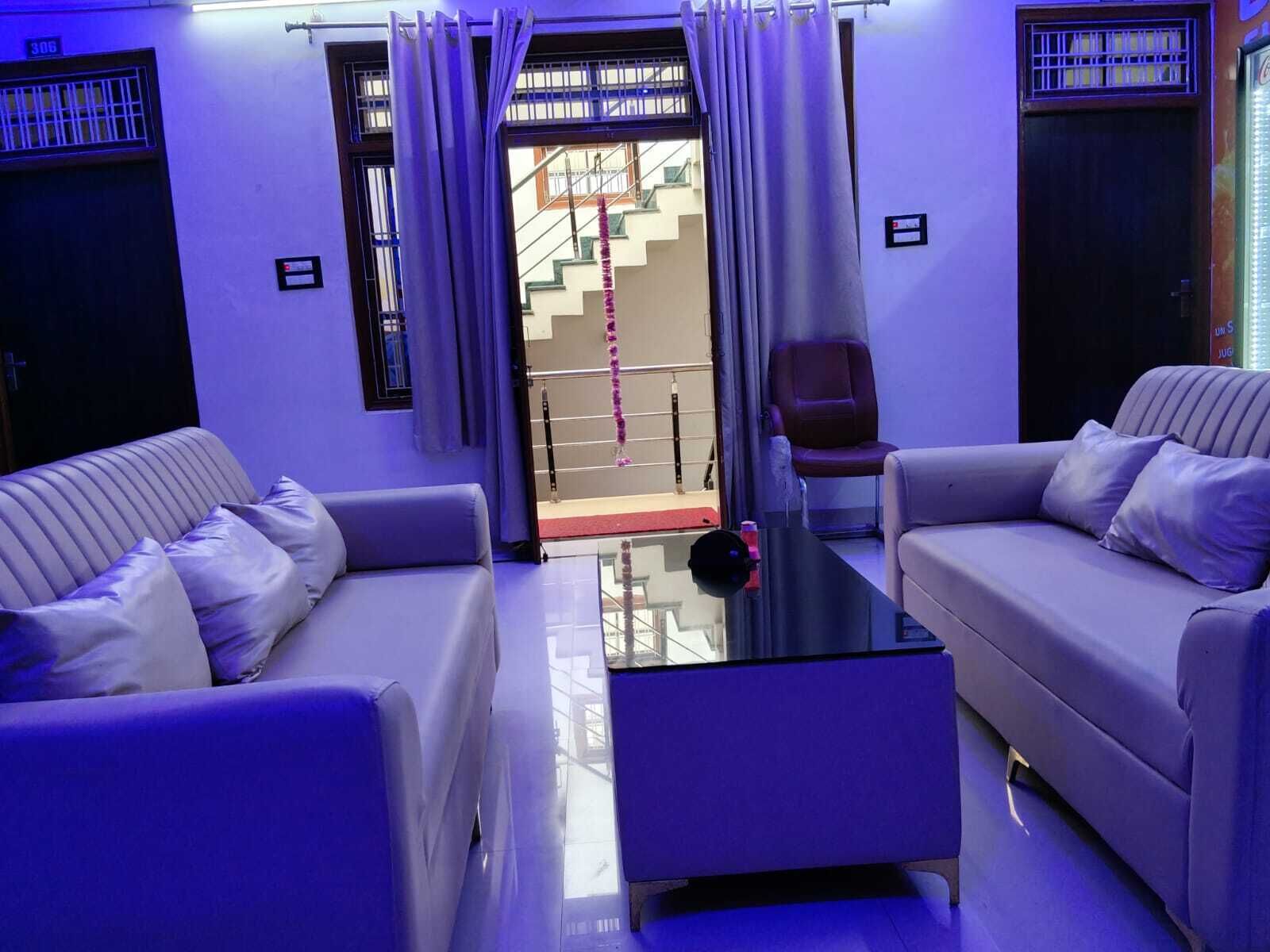 Uma sala de estar moderna com dois sofás, uma mesa de centro e vista para uma escada.