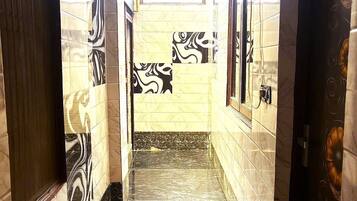 Um corredor com paredes estampadas e piso brilhante, que leva a uma porta com design floral.