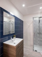 Quarto Duplo Superior, varanda, Vista para a cidade | Casa de banho