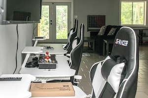 Uma sala de jantar com uma mesa, cadeiras e uma caixa sobre a mesa.
