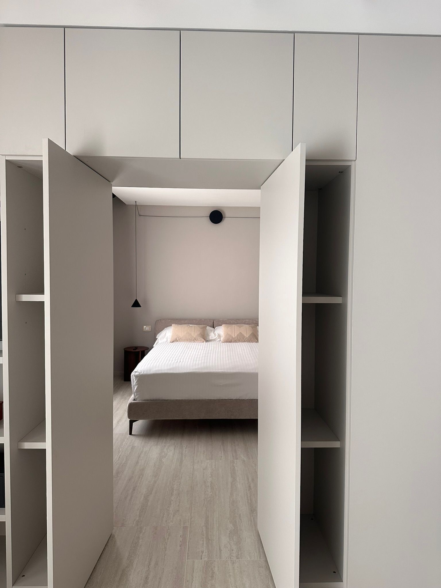 Quarto Triplo Familiar, vista para o pátio | Cofre no quarto, secretária 