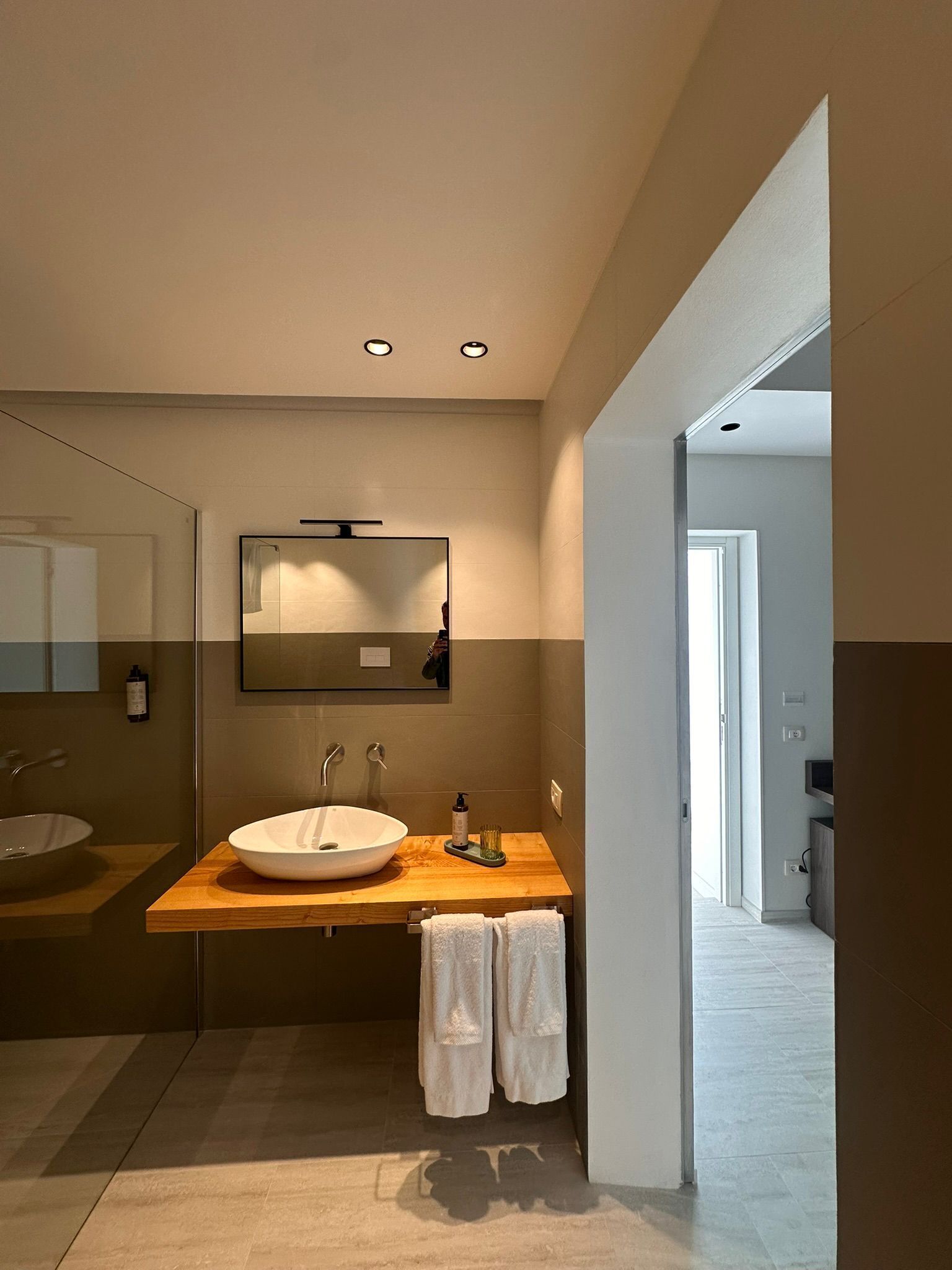 Quarto Triplo Familiar, vista para o pátio | Casa de banho | Um secador de cabelo, chinelos, toalhas fornecidas, sabão 