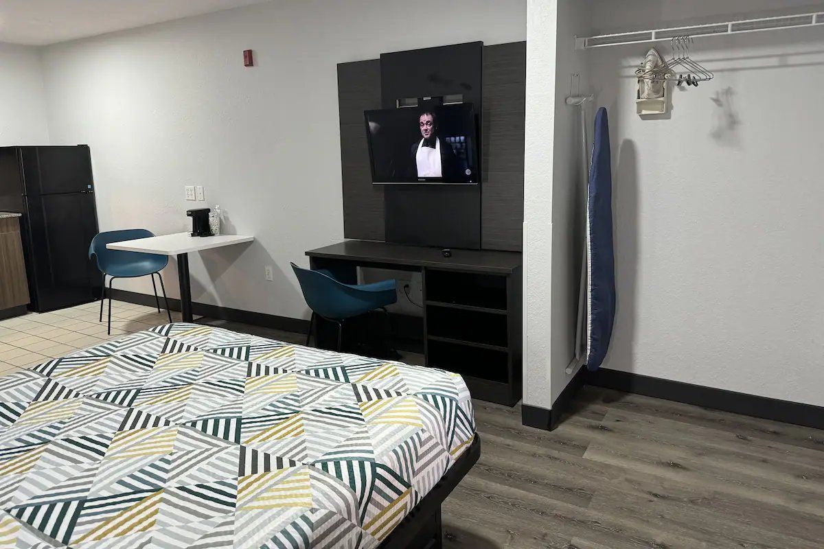 Budget-friendly Room W/ Kitchen | 3 Miles To Downtown | Free Parking | Pets Ok - West Palm Beach, FL
