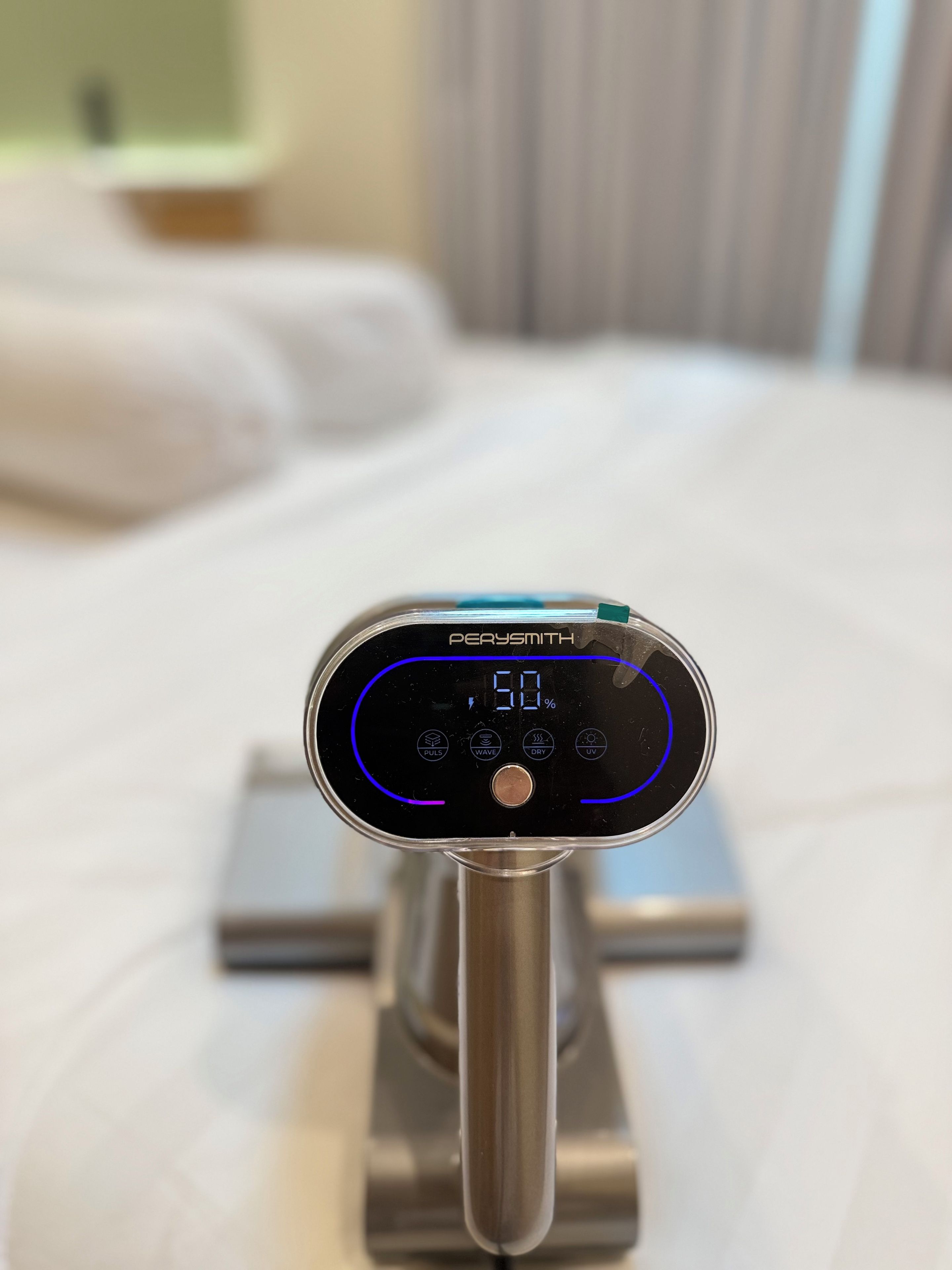 Dispositivo Persimath em suporte metálico, com visor digital mostrando 60%.