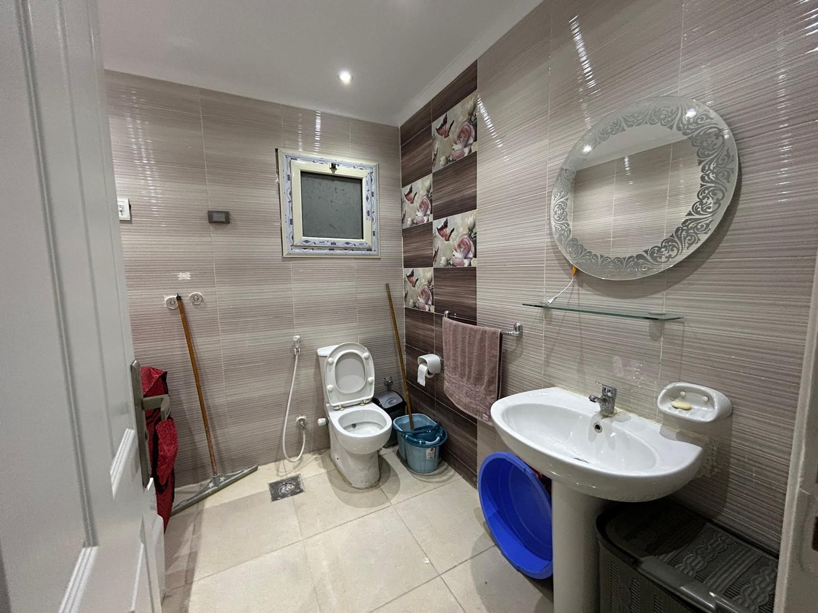 Apartamento Superior, 3 quartos, varanda, Vista para a cidade | Casa de banho | Uma combinação polibã/banheira, artigos de higiene pessoal grátis 