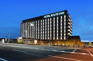 Um edifício moderno de hotel com uma placa de destaque que diz 'HOTEL ROUTE INN'.