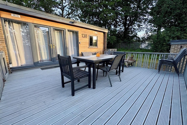 Pet Friendly 2-bed Lodge, Sleeps 5, Pool & Parking - アングルシー島