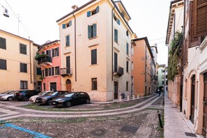 Ruas estreitas com carros estacionados e edifícios com varandas.