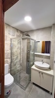 Quarto luxo | Banheiro | Secador de cabelo, toalhas de banho, sabonete, shampoo
