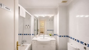 Quarto Quádruplo Económico | Casa de banho | Toalhas fornecidas, sabão, champô, papel higiénico 