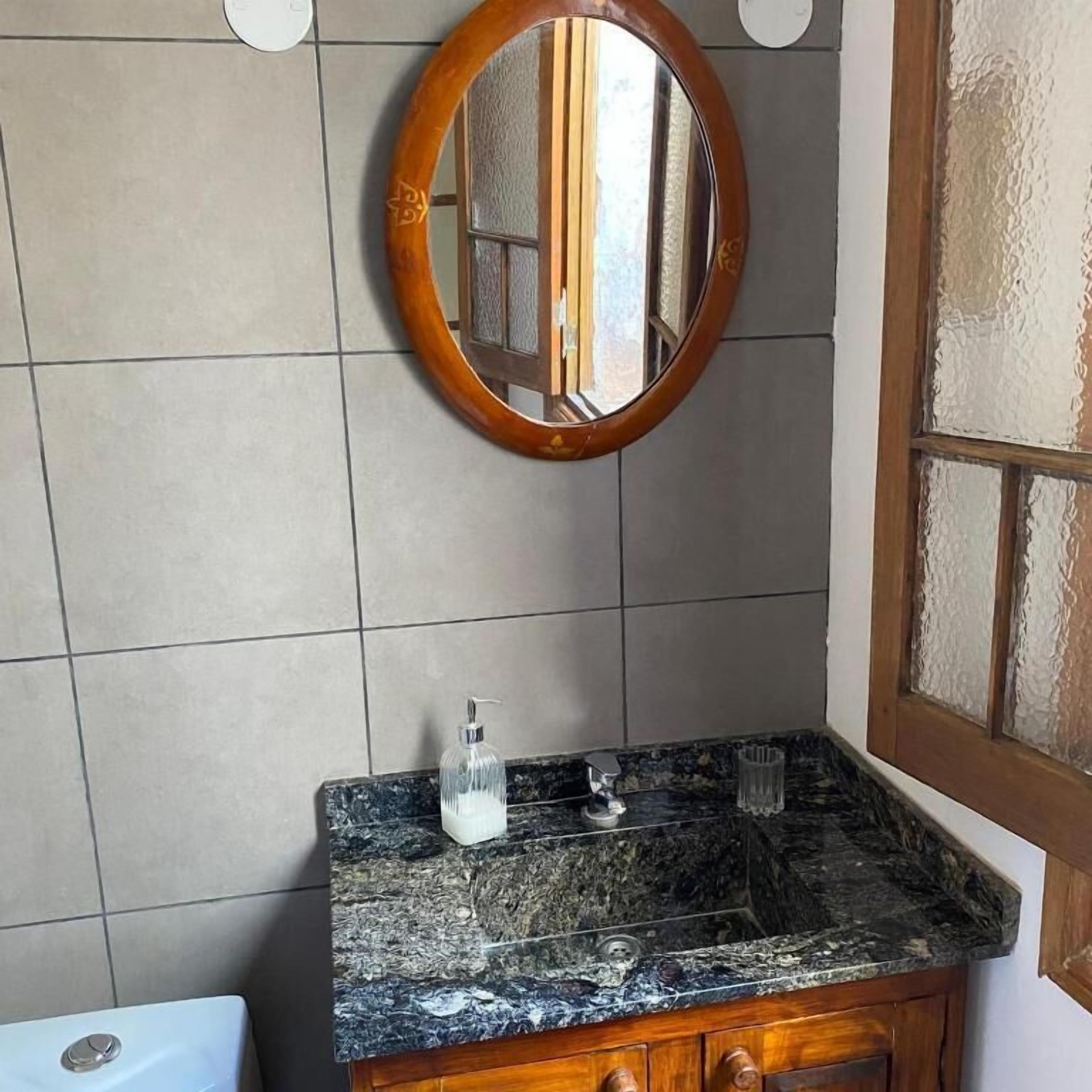 Quarto Clássico | Casa de banho | Um secador de cabelo (mediante pedido) 