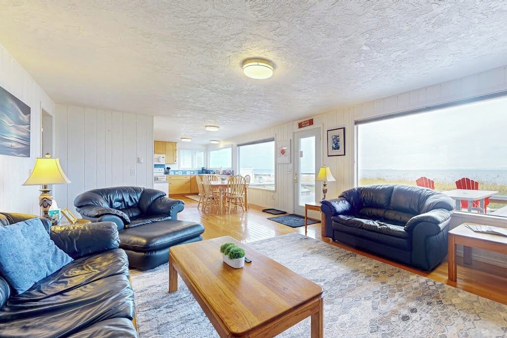 3 Br Beachfront Cabin With Private Hot Tub - Sequim, WA