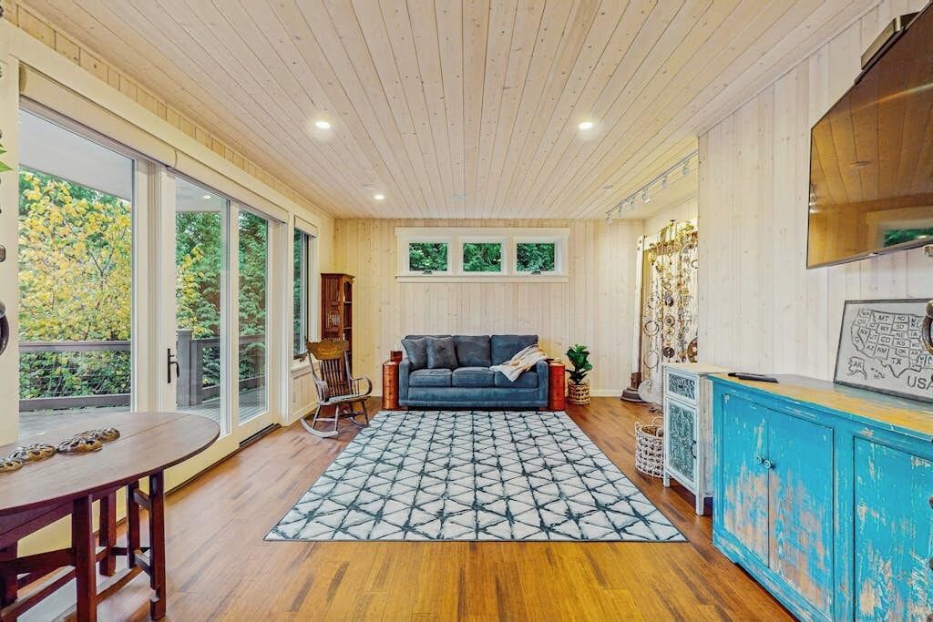 3br Waterfront Home With Dock And Hot Tub - Poulsbo, WA