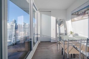 Apartamento Nobre em Condomínio Fechado, 3 quartos, não fumadores, 2 casas de banho | Sala de estar | Televisor de 50 polegadas com canais digitais 