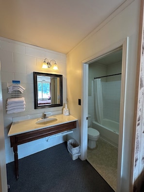 Quarto Comfort, vista para o jardim | Casa de banho | Uma combinação polibã/banheira, toalhas fornecidas, sabão, champô 