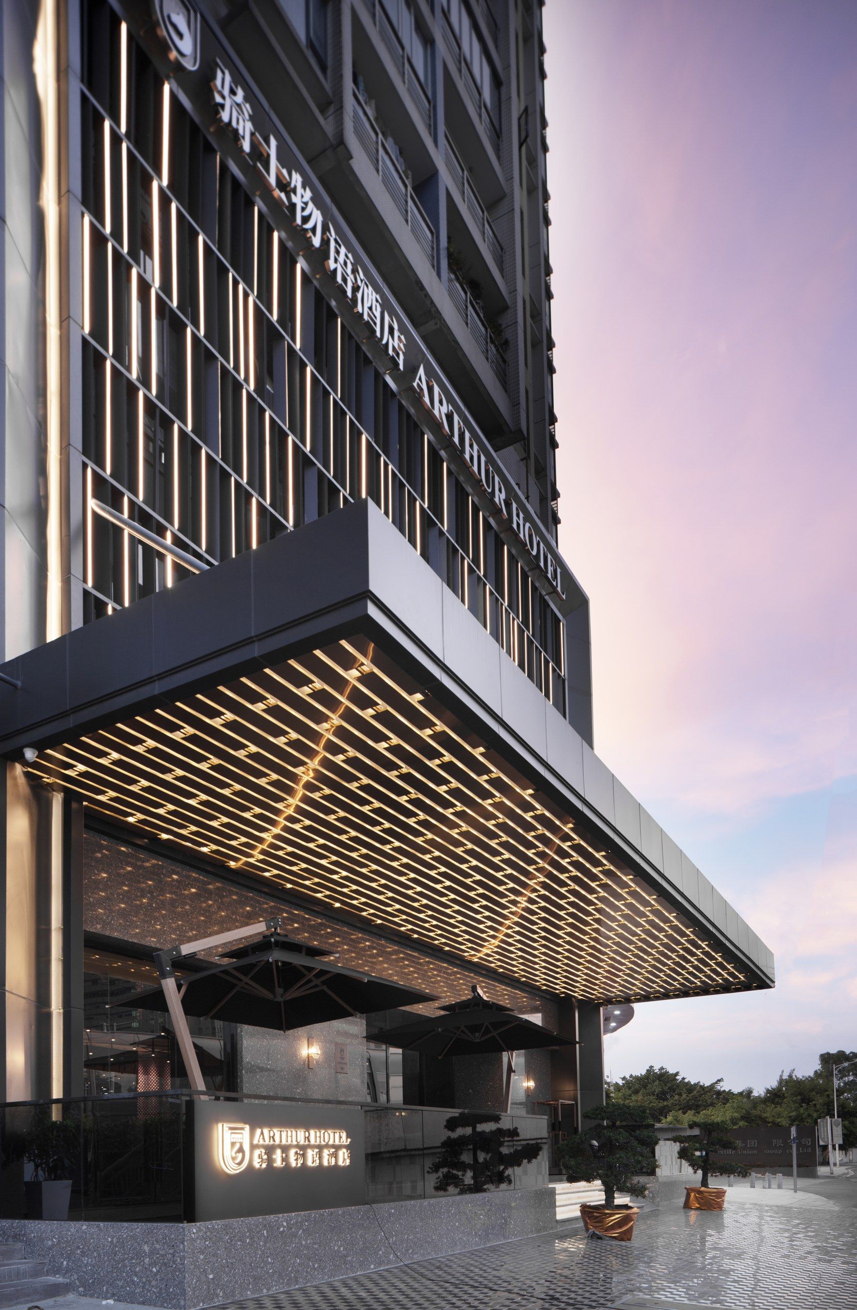 Edifício moderno de hotel com uma placa em destaque para o Arthur Hotel.
