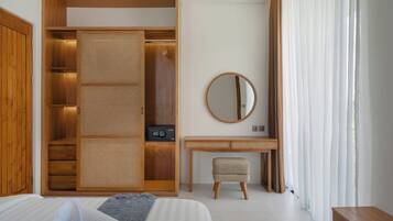 Quarto com cama, mesa de cabeceira, escrivaninha, cadeira, guarda-roupa e espelho.