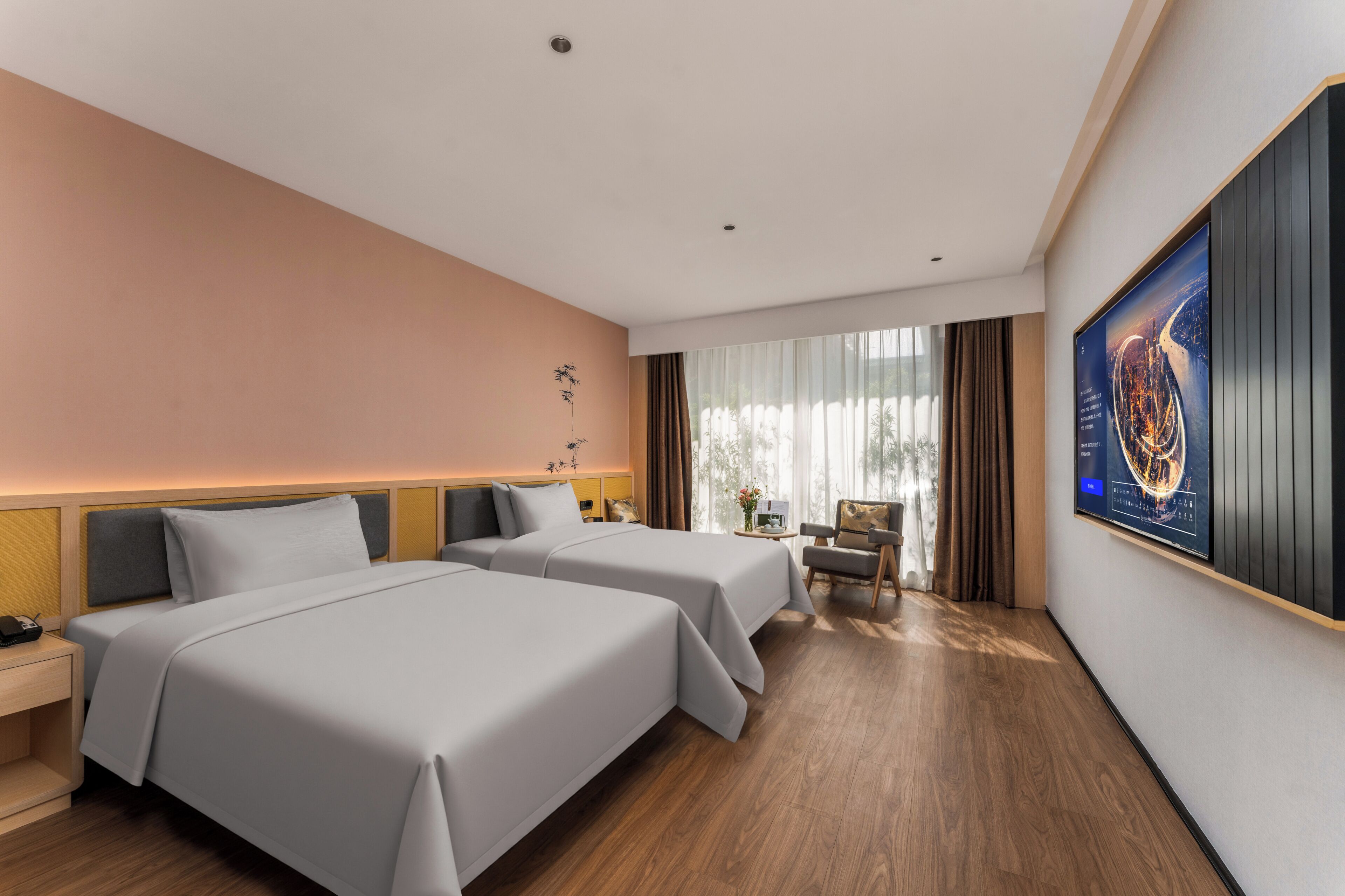 Quarto de hotel com duas camas, uma escrivaninha, uma cadeira, uma janela ampla e uma obra de arte na parede.