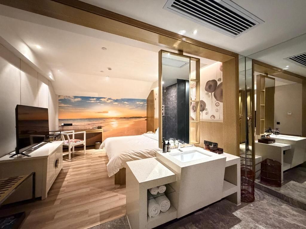Quarto casal superior, vista para a cidade | Cofres nos quartos, quartos à prova de som, Wi-Fi de cortesia