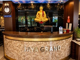 Uma receção com uma estátua de Buda, um relógio e uma placa a indicar 'JAYA GRAND'.