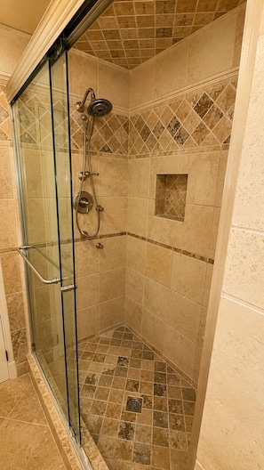 Toalhas de banho, sabonete, shampoo, papel higiênico
