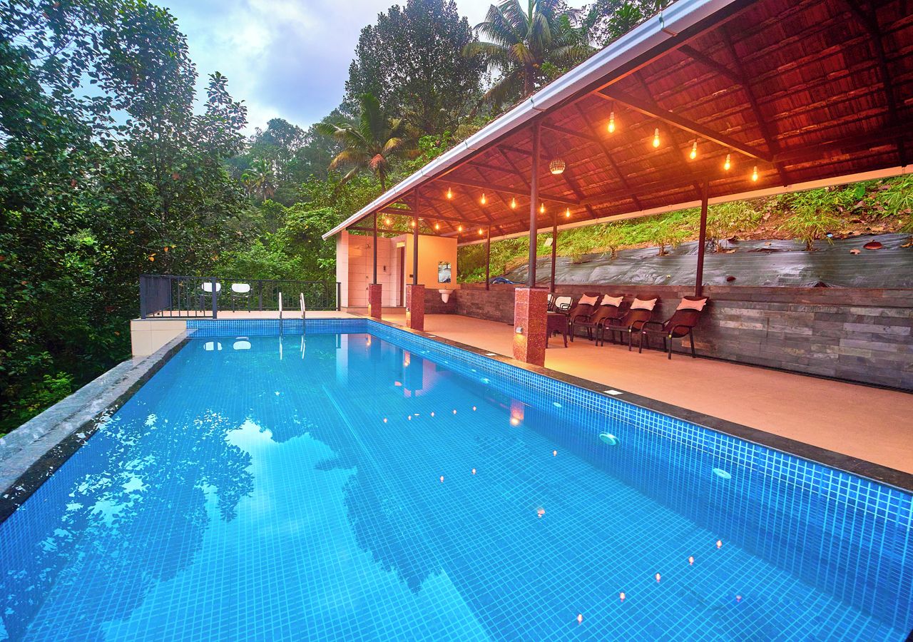 Piscina com área coberta e espreguiçadeiras.