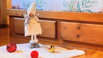 Uma cômoda de madeira com uma estatueta decorativa de anjo em cima.