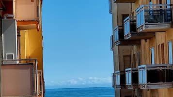 Vista de um edifício à beira-mar com varandas.