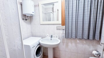 Apartamento (2 Bedrooms) | Casa de banho | Um polibã, um bidé