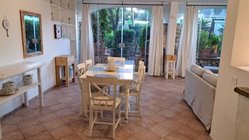 Apartamento (2 Bedrooms) | Sala de estar | Smart TV de 32 polegadas com canais por cabo