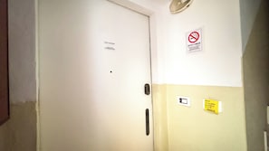 Uma porta branca com uma placa indicando ser um apartamento charmoso.