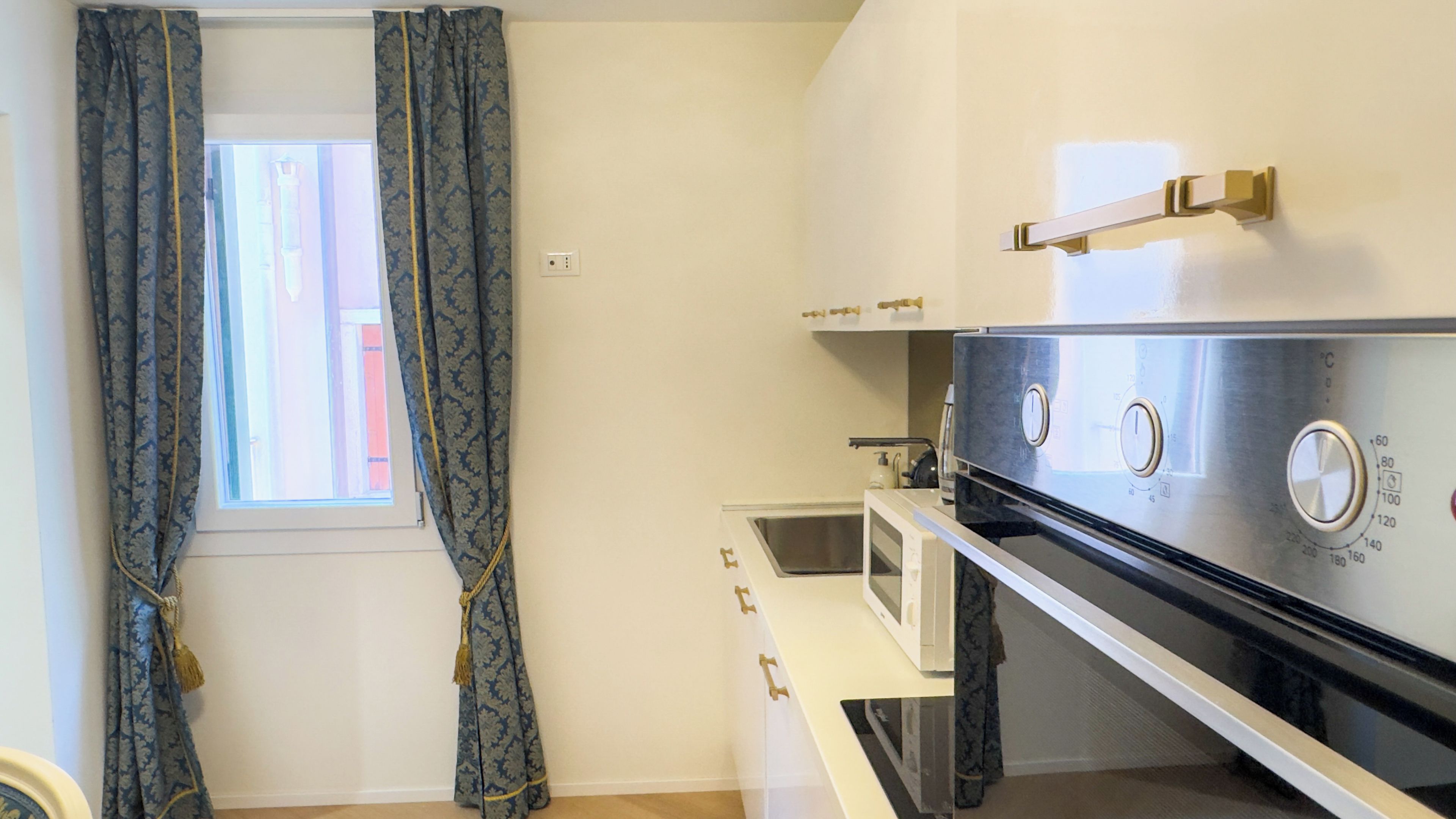 Uma cozinha equipada com micro-ondas, fogão e forno.