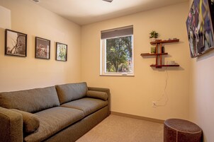 Apartamento em Condomínio Fechado, várias camas, vista para a montanha (River Street Lookout) | Sala de estar