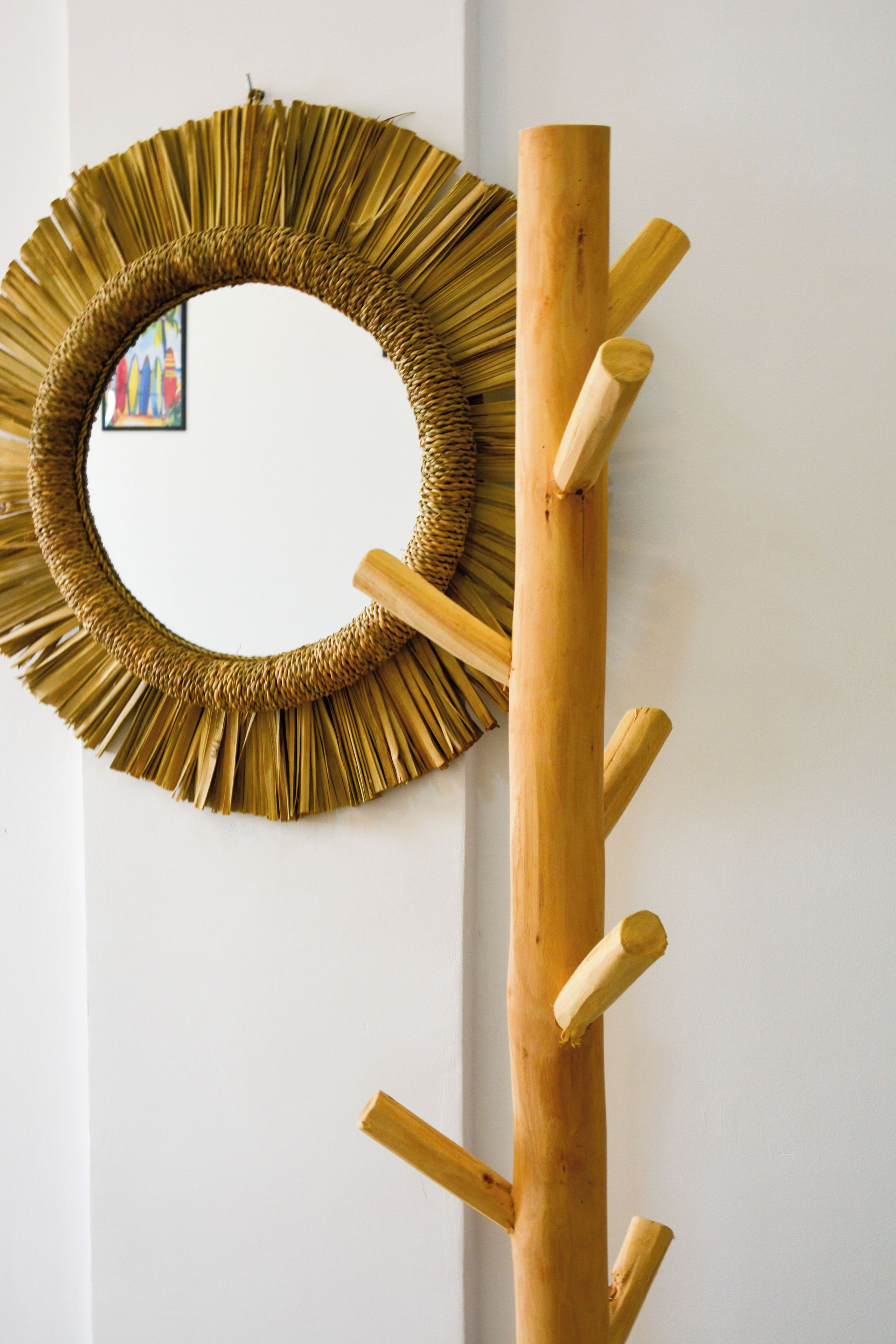Um porta-roupas fixado na parede com um detalhe circular trançado.