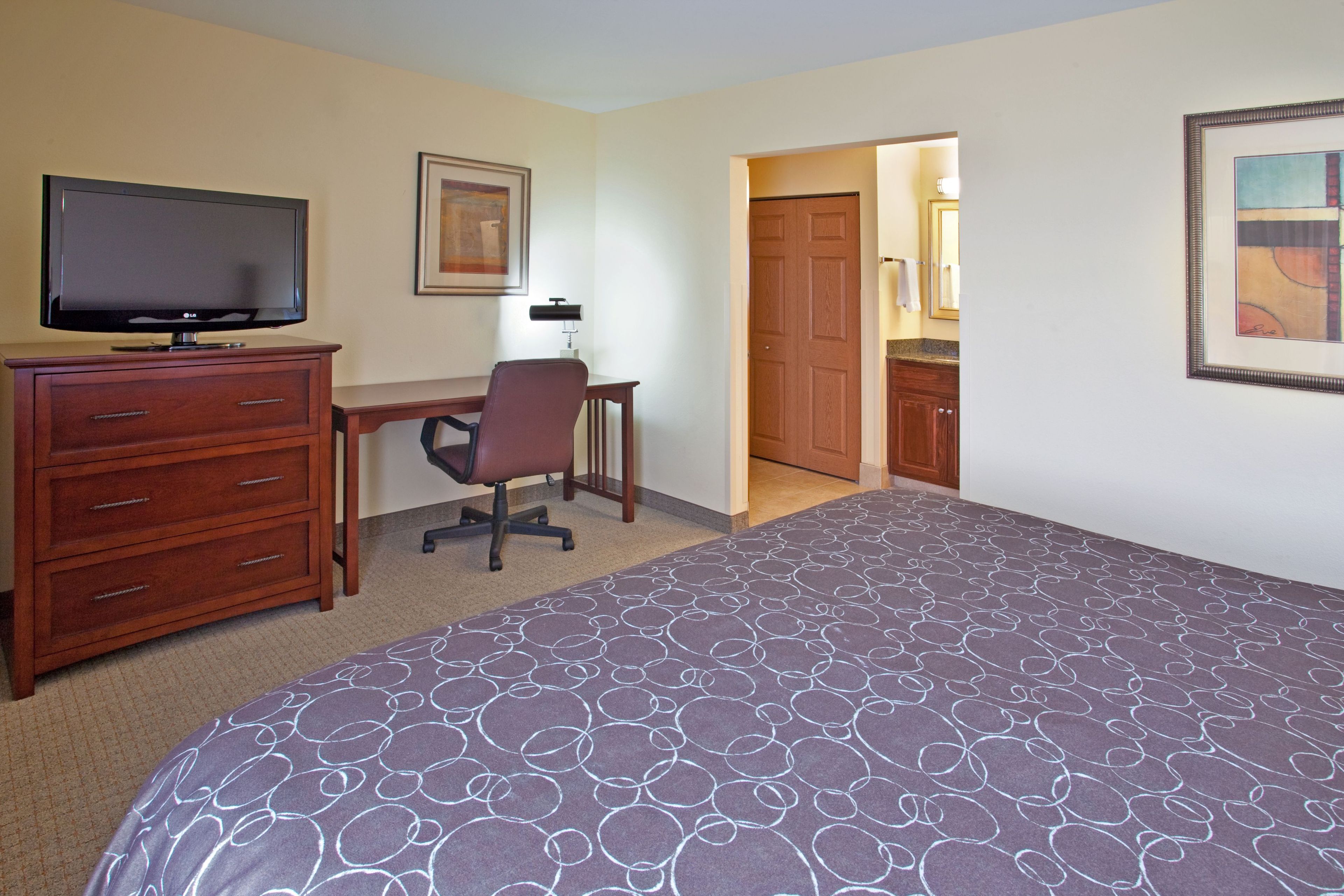 Accessible Suite | Roll-in Shower | Free Breakfast - Indiana